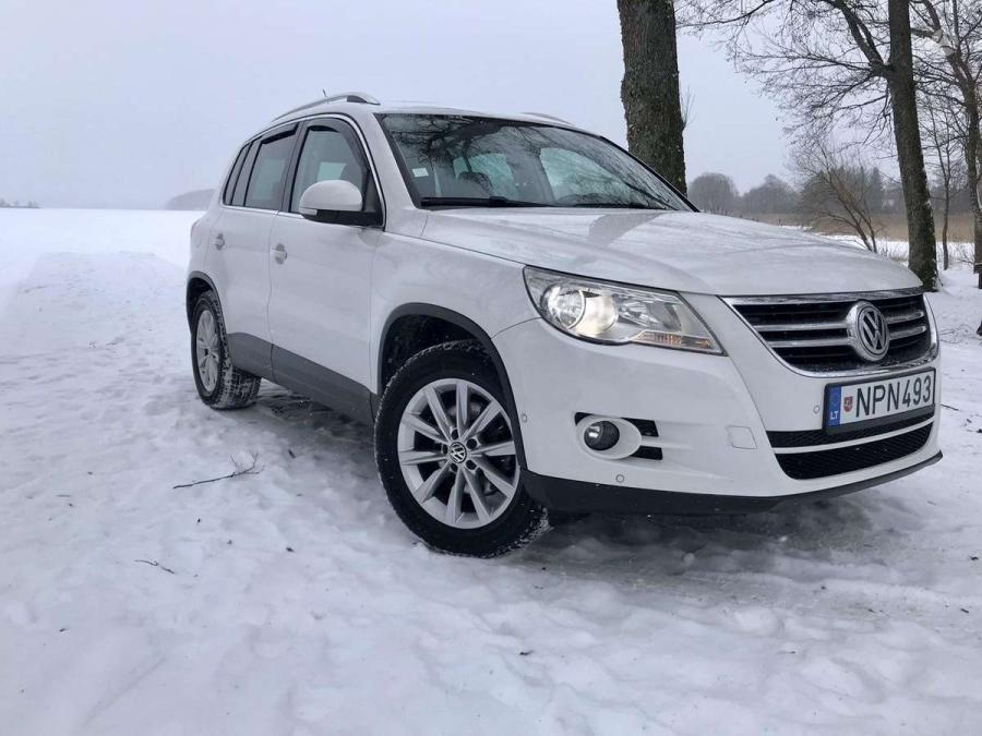 White Volkswagen Tiguan 2010 in Utena, with an engine capacity of 1.97 L and mileage of 298 thousand km for 5650 €, photo 2 on AUTOMOTO.COM.LV
