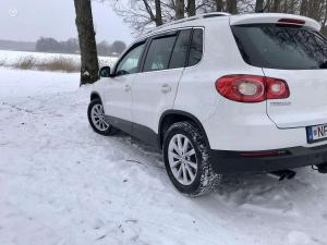 White Volkswagen Tiguan 2010 in Utena, with an engine capacity of 1.97 L and mileage of 298 thousand km for 5650 €, photo 3 on AUTOMOTO.COM.LV