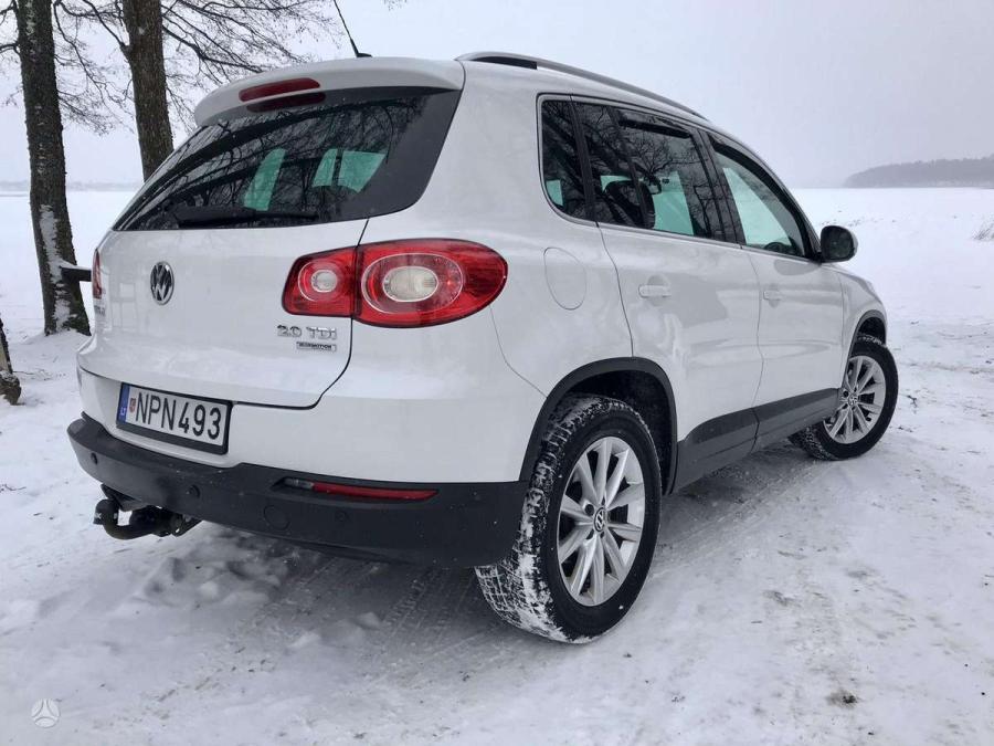White Volkswagen Tiguan 2010 in Utena, with an engine capacity of 1.97 L and mileage of 298 thousand km for 5650 €, photo 4 on AUTOMOTO.COM.LV