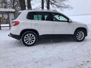 White Volkswagen Tiguan 2010 in Utena, with an engine capacity of 1.97 L and mileage of 298 thousand km for 5650 €, photo 5 on AUTOMOTO.COM.LV