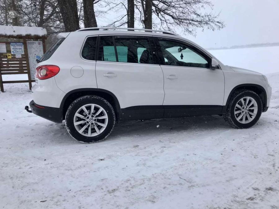 White Volkswagen Tiguan 2010 in Utena, with an engine capacity of 1.97 L and mileage of 298 thousand km for 5650 €, photo 5 on AUTOMOTO.COM.LV
