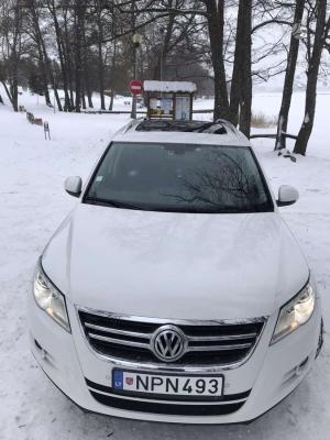 White Volkswagen Tiguan 2010 in Utena, with an engine capacity of 1.97 L and mileage of 298 thousand km for 5650 €, photo 6 on AUTOMOTO.COM.LV