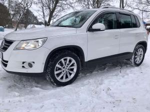 White Volkswagen Tiguan 2010 in Utena, with an engine capacity of 1.97 L and mileage of 298 thousand km for 5650 €, photo 9 on AUTOMOTO.COM.LV