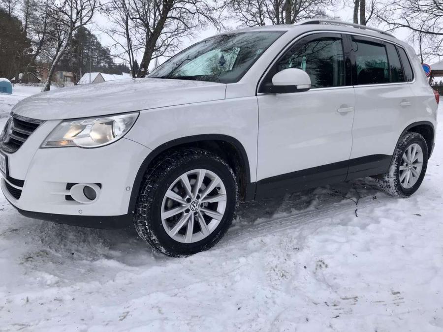 White Volkswagen Tiguan 2010 in Utena, with an engine capacity of 1.97 L and mileage of 298 thousand km for 5650 €, photo 9 on AUTOMOTO.COM.LV
