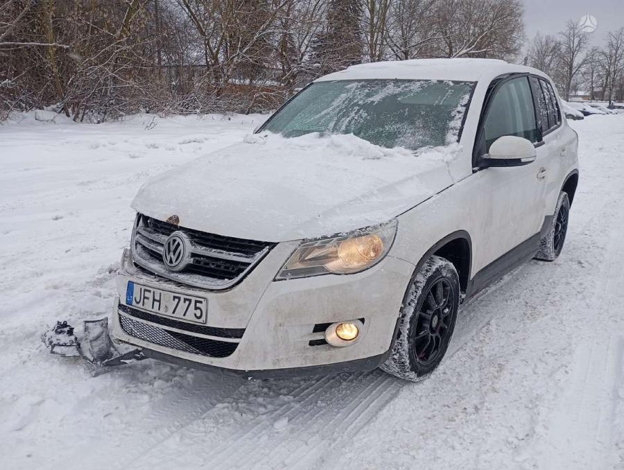 White Volkswagen Tiguan 2010 in Ukmerge, with an engine capacity of 1.97 L and mileage of 420 thousand km for 2200 €, photo 1 on AUTOMOTO.COM.LV