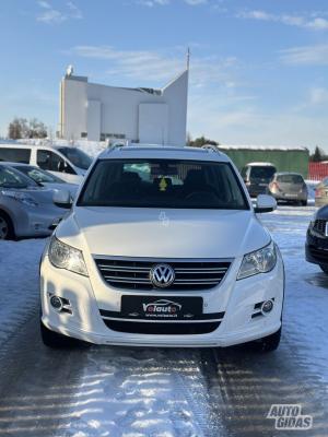 White Volkswagen Tiguan 2010 in Pabrade, with an engine capacity of 2.00 L and mileage of 217 thousand km for 6799 €, photo 5 on AUTOMOTO.COM.LV