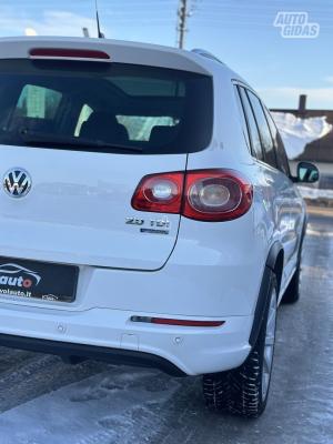 White Volkswagen Tiguan 2010 in Pabrade, with an engine capacity of 2.00 L and mileage of 217 thousand km for 6799 €, photo 9 on AUTOMOTO.COM.LV