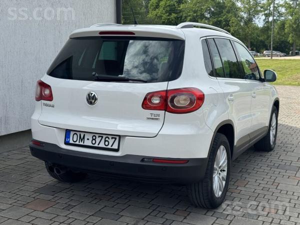 White Volkswagen Tiguan 2010 in Jelgava, with an engine capacity of 2.00 L and mileage of 231 thousand km for 6700 €, photo 3 on AUTOMOTO.COM.LV