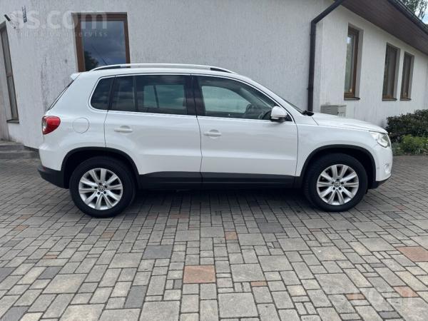 White Volkswagen Tiguan 2010 in Jelgava, with an engine capacity of 2.00 L and mileage of 231 thousand km for 6700 €, photo 4 on AUTOMOTO.COM.LV