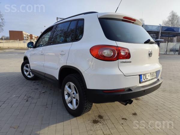 White Volkswagen Tiguan 2010 in Rezekne, with an engine capacity of 2.00 L and mileage of 269 thousand km for 6900 €, photo 4 on AUTOMOTO.COM.LV