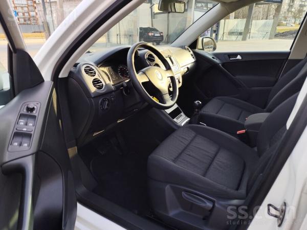 White Volkswagen Tiguan 2010 in Rezekne, with an engine capacity of 2.00 L and mileage of 269 thousand km for 6900 €, photo 7 on AUTOMOTO.COM.LV