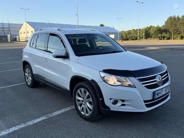 White Volkswagen Tiguan 2010 in Vilnius, with an engine capacity of 1.97 L and mileage of 333 thousand km for 5555 €, photo 1 on AUTOMOTO.COM.LV