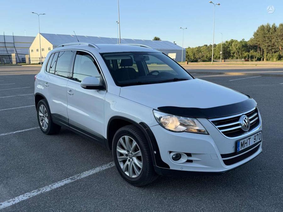 White Volkswagen Tiguan 2010 in Vilnius, with an engine capacity of 1.97 L and mileage of 333 thousand km for 5555 €, photo 1 on AUTOMOTO.COM.LV