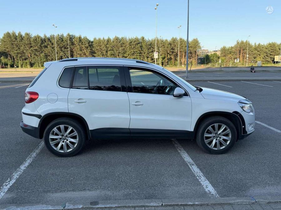White Volkswagen Tiguan 2010 in Vilnius, with an engine capacity of 1.97 L and mileage of 333 thousand km for 5555 €, photo 3 on AUTOMOTO.COM.LV
