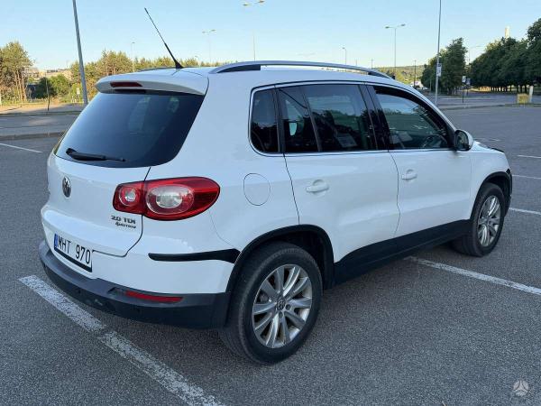 White Volkswagen Tiguan 2010 in Vilnius, with an engine capacity of 1.97 L and mileage of 333 thousand km for 5555 €, photo 3 on AUTOMOTO.COM.LV
