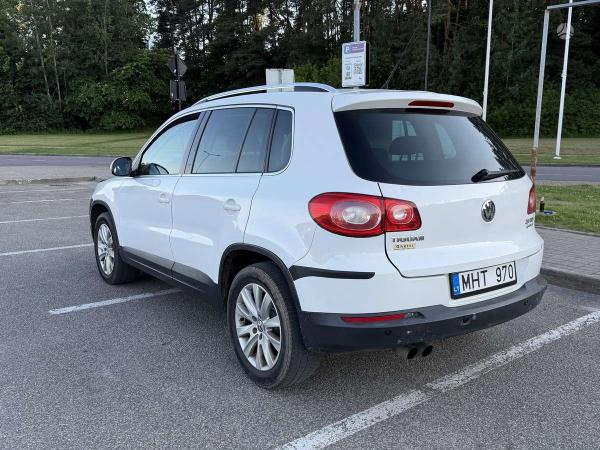 White Volkswagen Tiguan 2010 in Vilnius, with an engine capacity of 1.97 L and mileage of 333 thousand km for 5555 €, photo 4 on AUTOMOTO.COM.LV