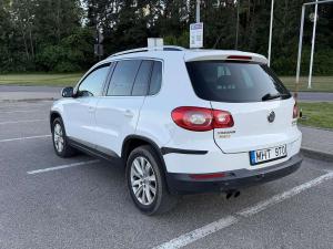 White Volkswagen Tiguan 2010 in Vilnius, with an engine capacity of 1.97 L and mileage of 333 thousand km for 5555 €, photo 5 on AUTOMOTO.COM.LV