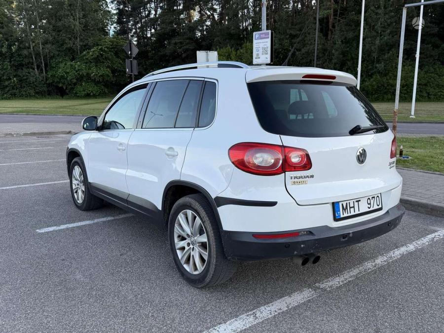 White Volkswagen Tiguan 2010 in Vilnius, with an engine capacity of 1.97 L and mileage of 333 thousand km for 5555 €, photo 5 on AUTOMOTO.COM.LV