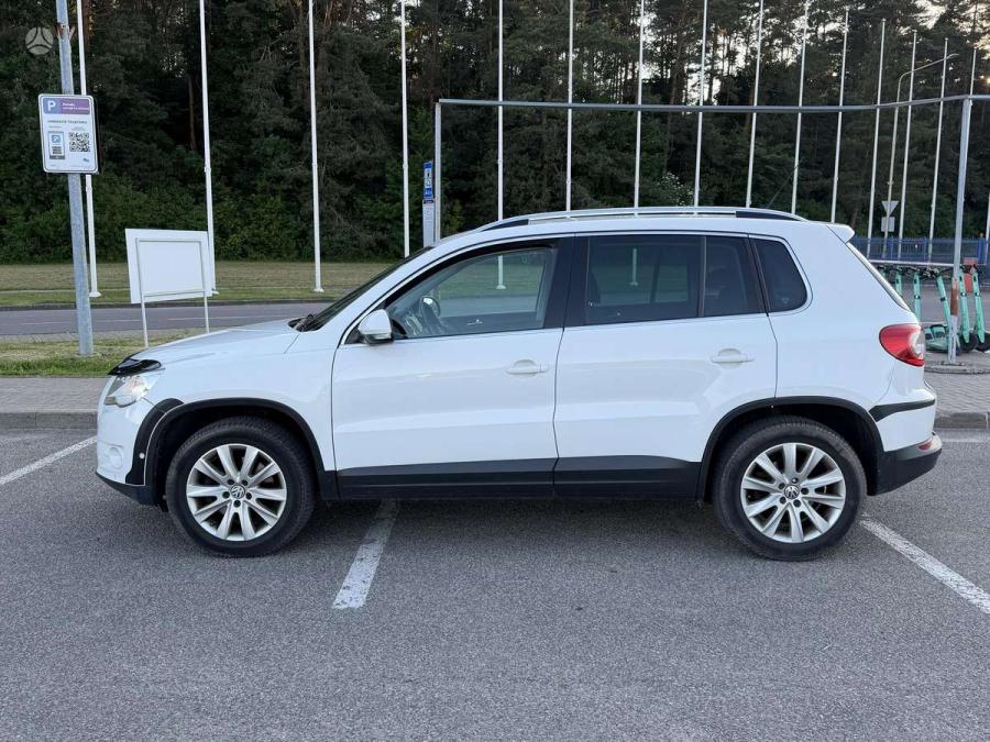White Volkswagen Tiguan 2010 in Vilnius, with an engine capacity of 1.97 L and mileage of 333 thousand km for 5555 €, photo 6 on AUTOMOTO.COM.LV