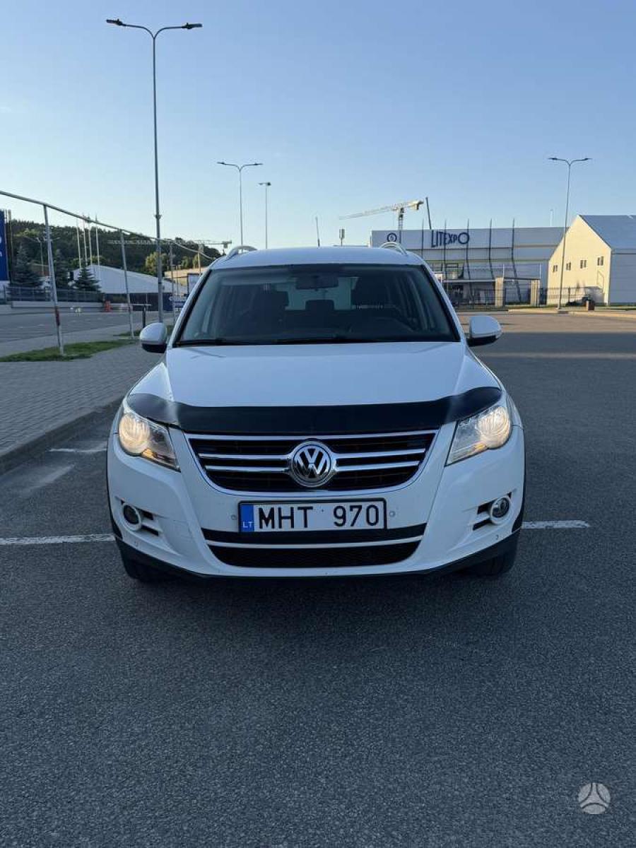 White Volkswagen Tiguan 2010 in Vilnius, with an engine capacity of 1.97 L and mileage of 333 thousand km for 5555 €, photo 8 on AUTOMOTO.COM.LV