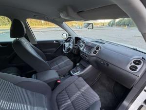 White Volkswagen Tiguan 2010 in Vilnius, with an engine capacity of 1.97 L and mileage of 333 thousand km for 5555 €, photo 10 on AUTOMOTO.COM.LV