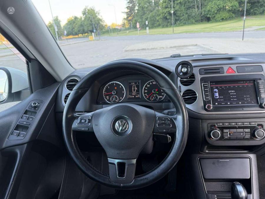 White Volkswagen Tiguan 2010 in Vilnius, with an engine capacity of 1.97 L and mileage of 333 thousand km for 5555 €, photo 12 on AUTOMOTO.COM.LV