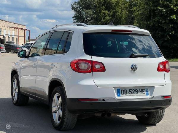 White Volkswagen Tiguan 2010 in Taurage, with an engine capacity of 1.39 L and mileage of 198 thousand km for 5500 €, photo 3 on AUTOMOTO.COM.LV