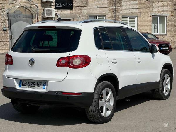 White Volkswagen Tiguan 2010 in Taurage, with an engine capacity of 1.39 L and mileage of 198 thousand km for 5500 €, photo 4 on AUTOMOTO.COM.LV