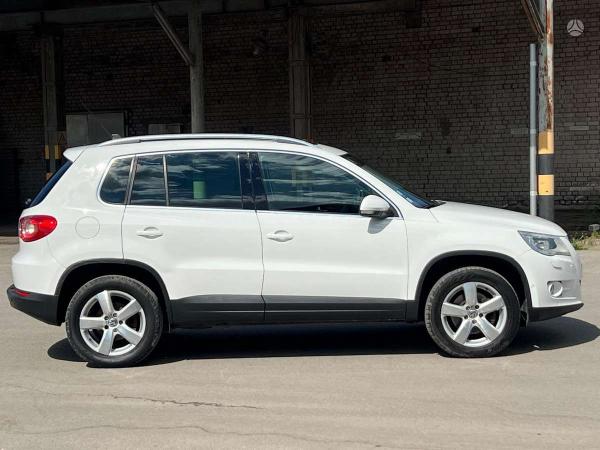 White Volkswagen Tiguan 2010 in Taurage, with an engine capacity of 1.39 L and mileage of 198 thousand km for 5500 €, photo 5 on AUTOMOTO.COM.LV