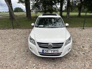 White Volkswagen Tiguan 2010 in Cesis, with an engine capacity of 1.40 L and mileage of 0 thousand km for 7700 €, photo 4 on AUTOMOTO.COM.LV