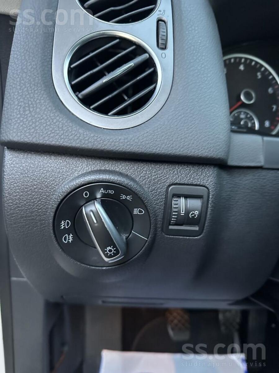 White Volkswagen Tiguan 2010 in Cesis, with an engine capacity of 1.40 L and mileage of 0 thousand km for 7700 €, photo 12 on AUTOMOTO.COM.LV