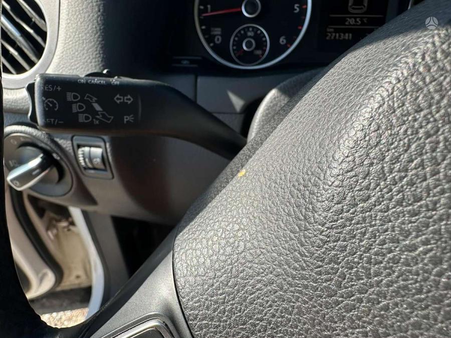 White Volkswagen Tiguan 2010 in Jurbarkas, with an engine capacity of 1.97 L and mileage of 271 thousand km for 4850 €, photo 15 on AUTOMOTO.COM.LV