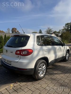 White Volkswagen Tiguan 2010 in Riga, with an engine capacity of 1.40 L and mileage of 199 thousand km for 4900 €, photo 3 on AUTOMOTO.COM.LV