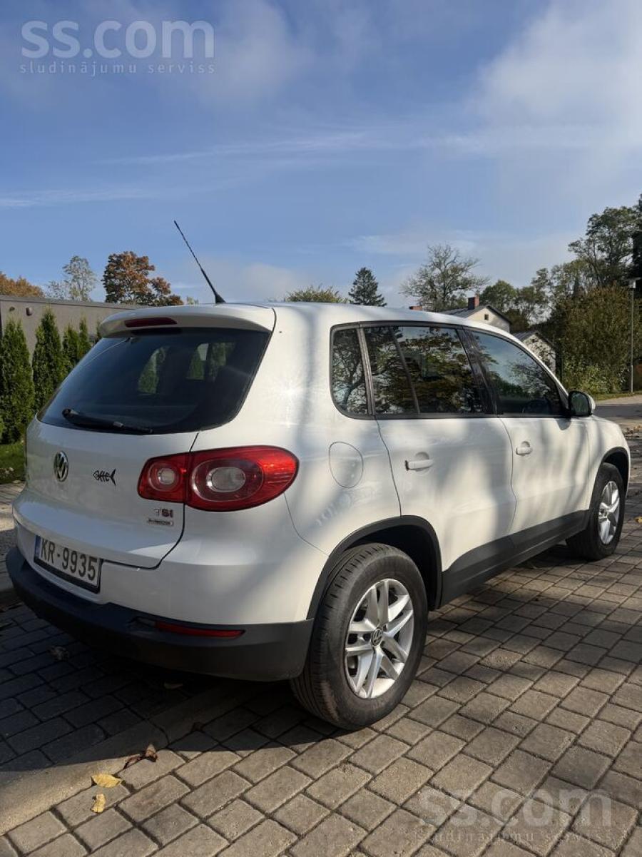 White Volkswagen Tiguan 2010 in Riga, with an engine capacity of 1.40 L and mileage of 199 thousand km for 4900 €, photo 3 on AUTOMOTO.COM.LV