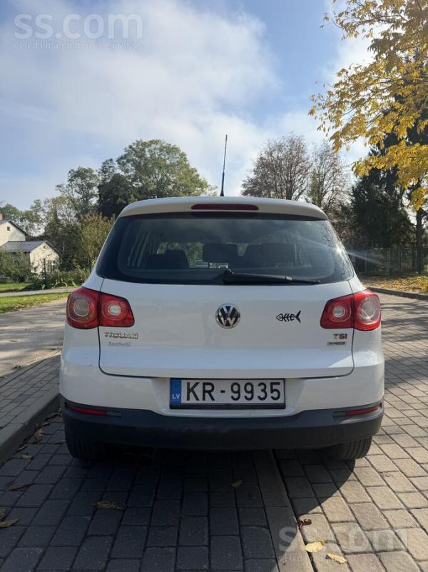 White Volkswagen Tiguan 2010 in Riga, with an engine capacity of 1.40 L and mileage of 199 thousand km for 4900 €, photo 4 on AUTOMOTO.COM.LV