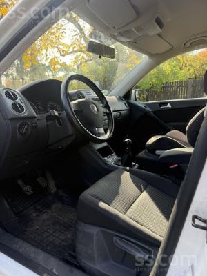 White Volkswagen Tiguan 2010 in Riga, with an engine capacity of 1.40 L and mileage of 199 thousand km for 4900 €, photo 6 on AUTOMOTO.COM.LV
