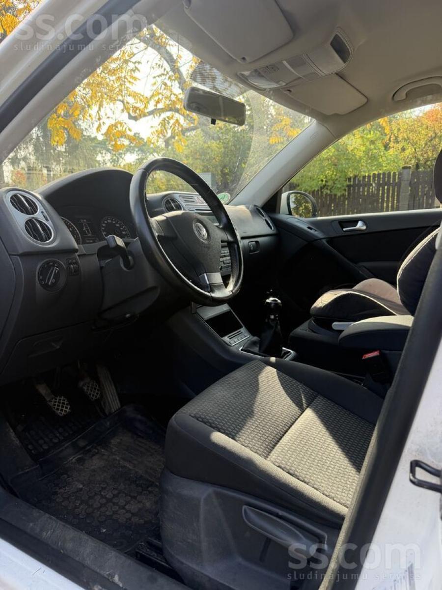 White Volkswagen Tiguan 2010 in Riga, with an engine capacity of 1.40 L and mileage of 199 thousand km for 4900 €, photo 6 on AUTOMOTO.COM.LV