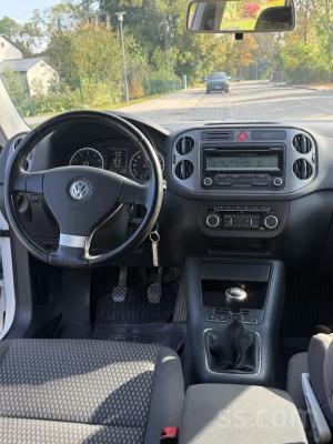 White Volkswagen Tiguan 2010 in Riga, with an engine capacity of 1.40 L and mileage of 199 thousand km for 4900 €, photo 7 on AUTOMOTO.COM.LV