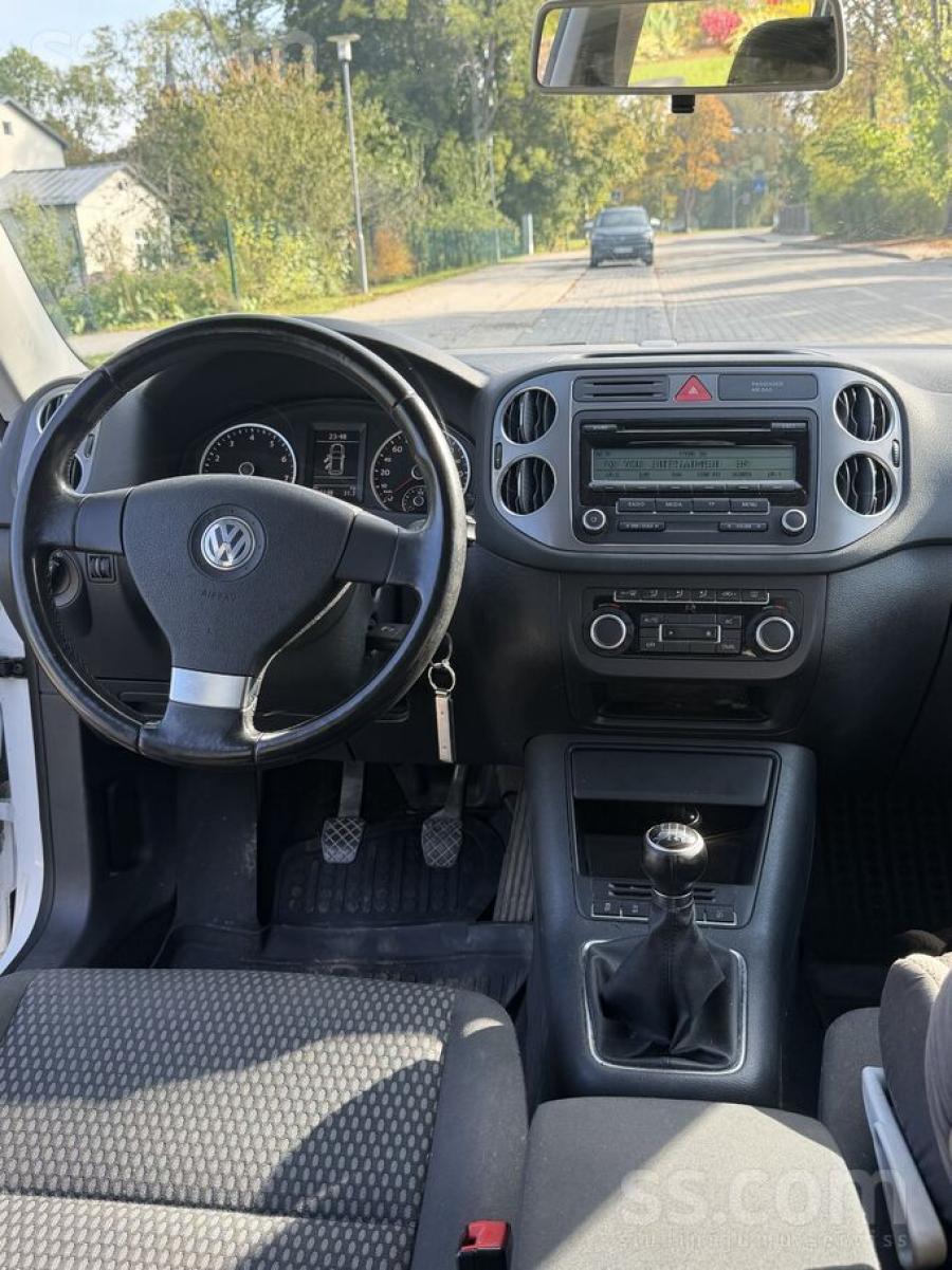 White Volkswagen Tiguan 2010 in Riga, with an engine capacity of 1.40 L and mileage of 199 thousand km for 4900 €, photo 7 on AUTOMOTO.COM.LV