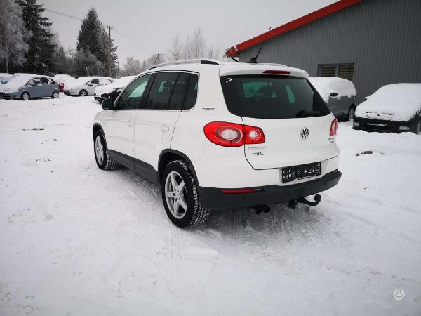 White Volkswagen Tiguan 2011 in Radviliskis, with an engine capacity of 1.97 L and mileage of 255 thousand km for 6850 €, photo 3 on AUTOMOTO.COM.LV