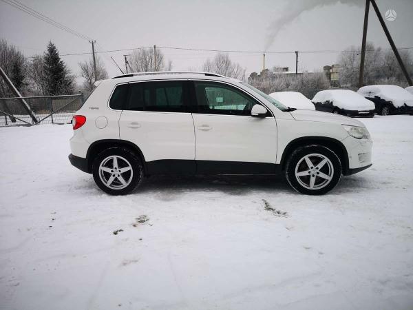 White Volkswagen Tiguan 2011 in Radviliskis, with an engine capacity of 1.97 L and mileage of 255 thousand km for 6850 €, photo 5 on AUTOMOTO.COM.LV