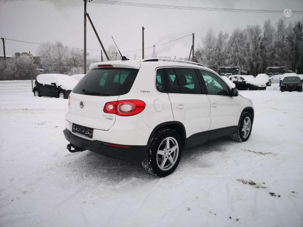 White Volkswagen Tiguan 2011 in Radviliskis, with an engine capacity of 1.97 L and mileage of 255 thousand km for 6850 €, photo 6 on AUTOMOTO.COM.LV