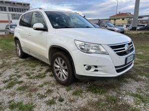 White Volkswagen Tiguan 2011 in Utena, with an engine capacity of 1.97 L and mileage of 165 thousand km for 7700 €, photo  on AUTOMOTO.COM.LV
