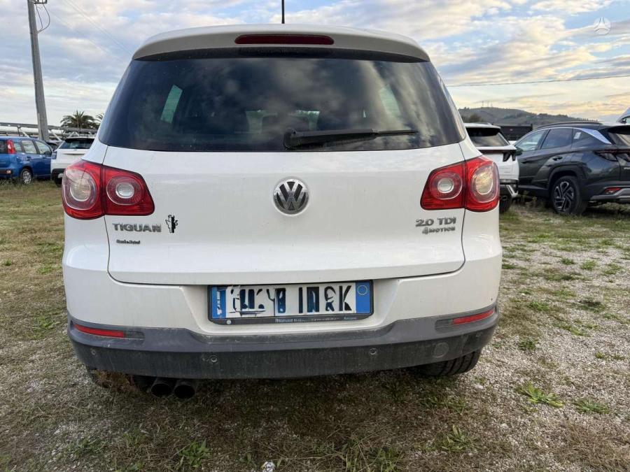 White Volkswagen Tiguan 2011 in Utena, with an engine capacity of 1.97 L and mileage of 165 thousand km for 7700 €, photo 7 on AUTOMOTO.COM.LV
