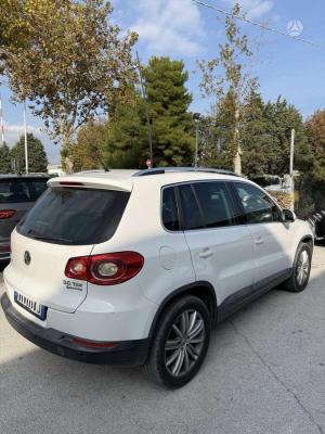 White Volkswagen Tiguan 2011 in Utena, with an engine capacity of 1.97 L and mileage of 165 thousand km for 7700 €, photo 13 on AUTOMOTO.COM.LV