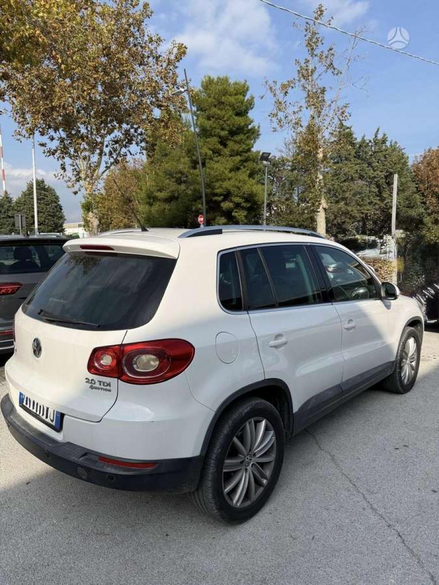 White Volkswagen Tiguan 2011 in Utena, with an engine capacity of 1.97 L and mileage of 165 thousand km for 7700 €, photo 13 on AUTOMOTO.COM.LV