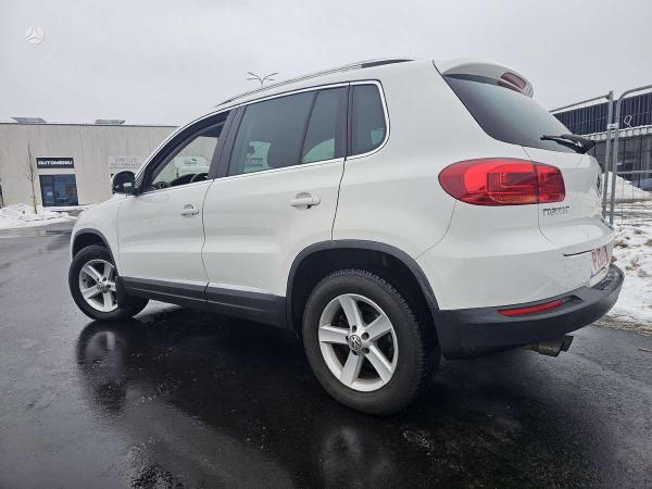 White Volkswagen Tiguan 2011 in Kaunas, with an engine capacity of 1.39 L and mileage of 218 thousand km for 7899 €, photo 8 on AUTOMOTO.COM.LV