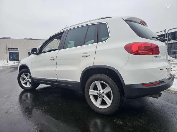 White Volkswagen Tiguan 2011 in Kaunas, with an engine capacity of 1.39 L and mileage of 218 thousand km for 7899 €, photo 9 on AUTOMOTO.COM.LV