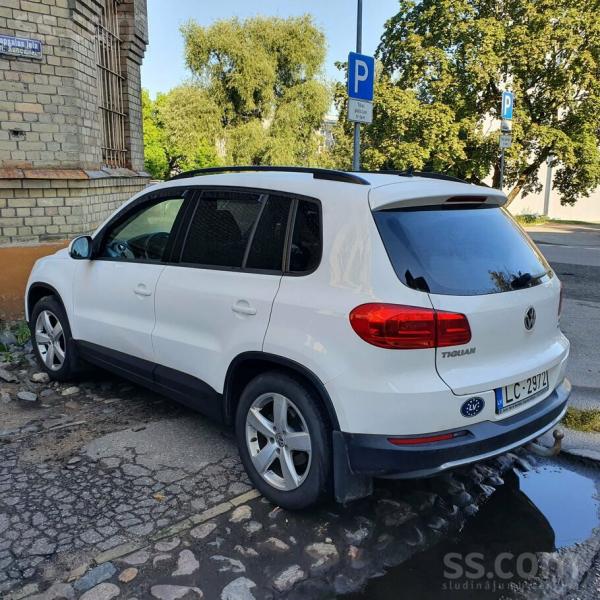 White Volkswagen Tiguan 2011 in Riga, with an engine capacity of 2.00 L and mileage of 130 thousand km for 7690 €, photo 1 on AUTOMOTO.COM.LV