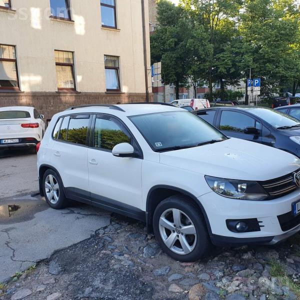 White Volkswagen Tiguan 2011 in Riga, with an engine capacity of 2.00 L and mileage of 130 thousand km for 7690 €, photo 2 on AUTOMOTO.COM.LV